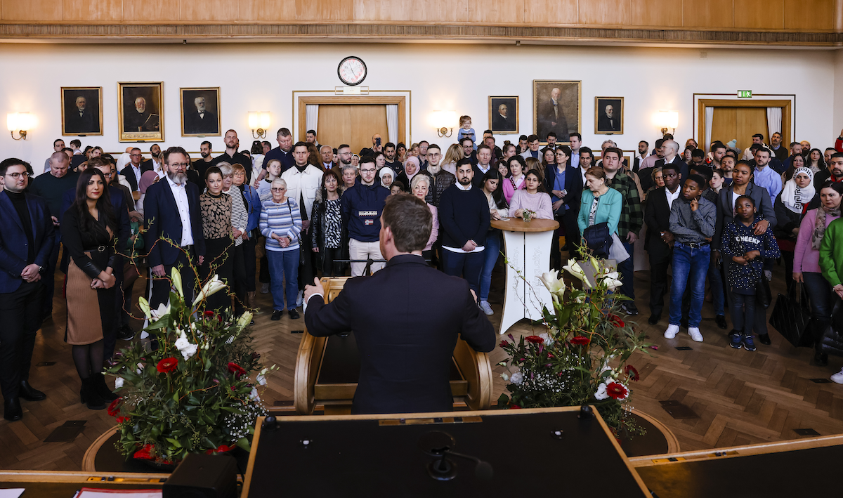Mehr Einbürgerungen, noch mehr Anträge| Artikel | MEDIENDIENST INTEGRATION